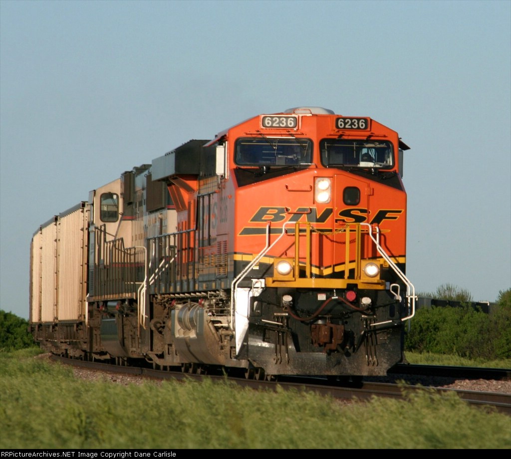 WB BNSF 6236 is seen rounding the curve @ M.P 88